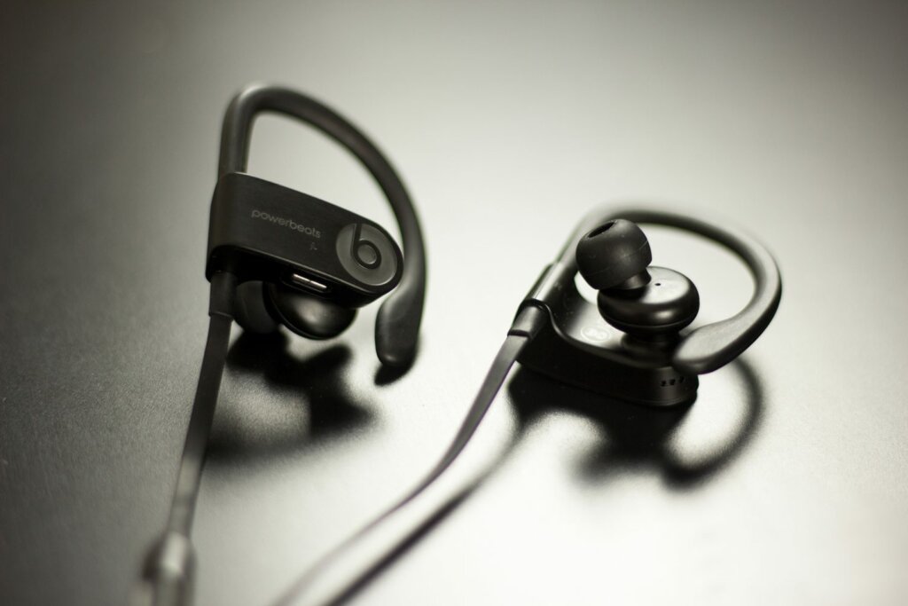 Powerbeats vs Powerbeats 2 vs 3 vs Pro | Sound, Specs